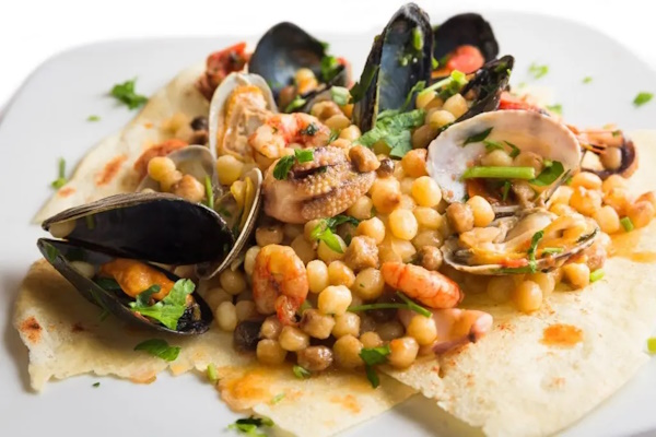 Фрегола (Fregola) паста с лососем копченым, сыром, морепродуктами